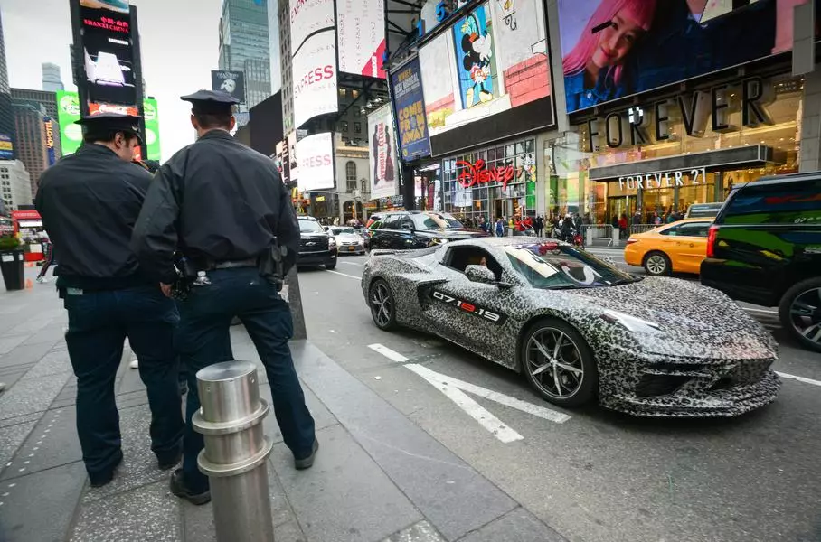 ئوتتۇرا يول Chevrolet Corvette: تۇنجى رەسمىي سۈرەتلەر 36139_3