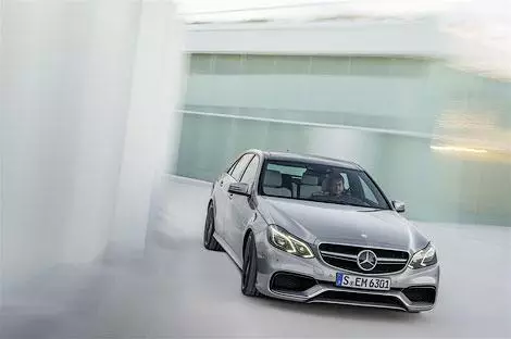 La nuova Mercedes-Benz E e CLS 63 AMG solleva un 