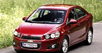 GAZ začal montovať sedan chevrolet aveo