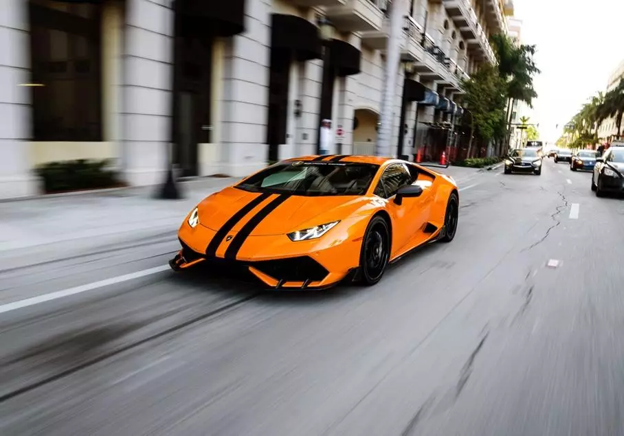 Lamborghini ئارىلاش ماتورلۇق دەرىجىدىن تاشقىرى مۇقاۋىسى كېلىدۇ 38402_1