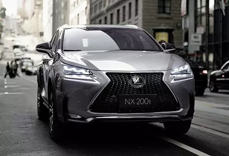 Lexus va portar un nou model a Moscou 38552_3