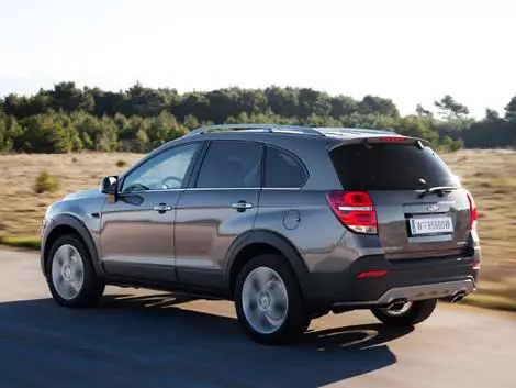 დაასახელა რუბლის ფასები განახლებული Chevrolet Captiva- ისთვის 3869_2