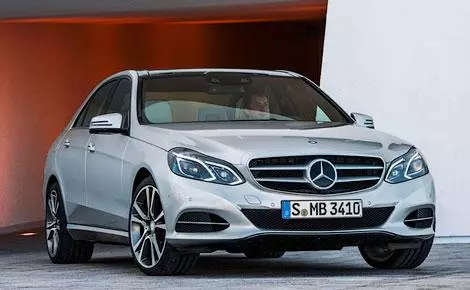 Mercedes-Benz는 가족 E-Class를 업데이트했습니다 38729_5