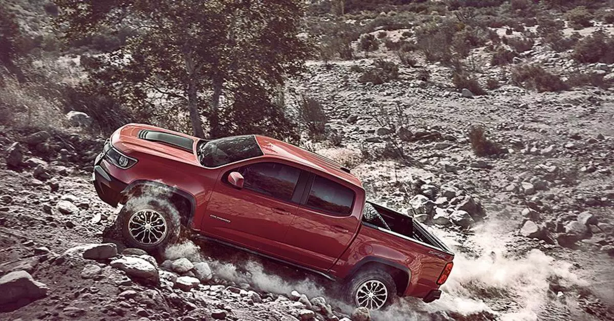 Lasmuigh den bhóthar Chevrolet Colorado feistithe le fionraí le teicneolaíochtaí Foirmle 1