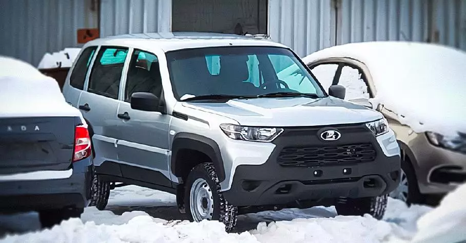 Lada Niva سفر کی پہلی تصویر ایک آسان ترتیب میں شائع ہوا