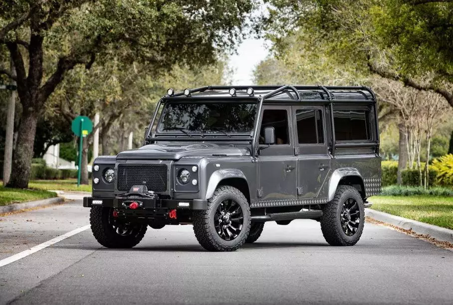 Land Rover Defender inbidel f'karozza elettrika ta 'lussu b'mutur minn Tesla 40022_1