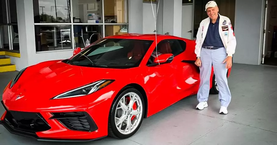 90 yoshli pensioner o'zining tug'ilgan kunini yangi Chevrolet Corvette sotib oldi