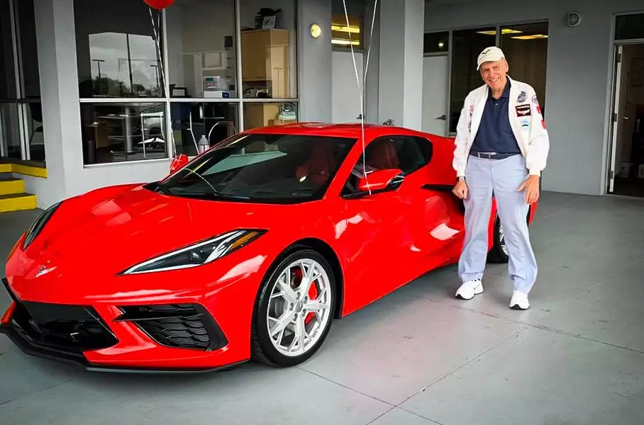 Pensionisti 90-vjeçar bleu ditëlindjen e tij të re Chevrolet Corvette 4081_1