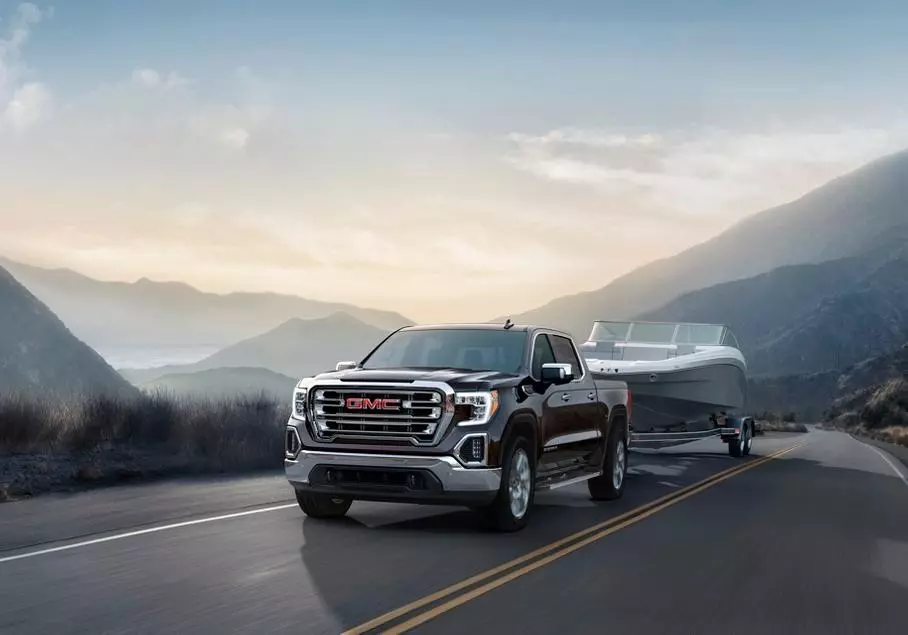 Пикап GMC Sierra първи в сегмента, оборудван с карбонов багажник 41184_2