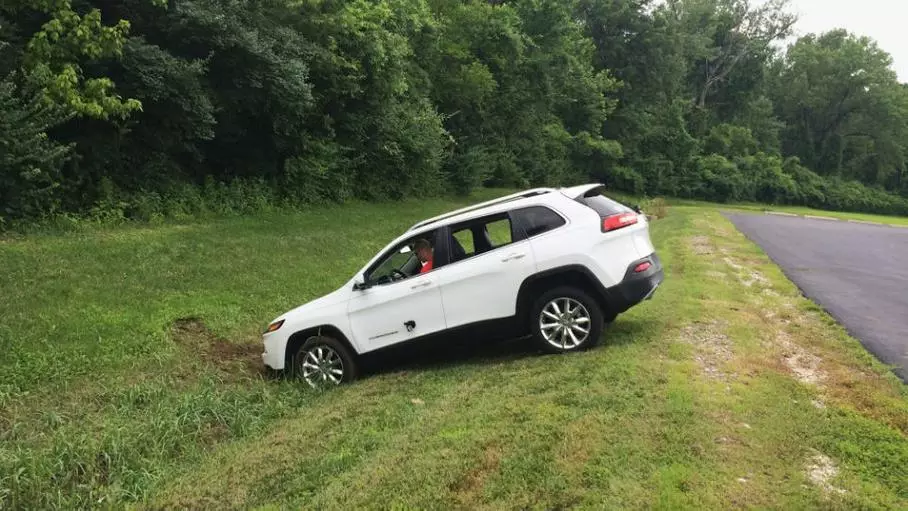 Američania dokázali zraniteľnosť Jeep Cherokee na Kiberatov 41713_4