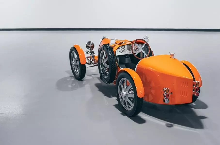 Bhí carr Bugatti na bpáistí ina n-aistrithe oifigiúla Aerfort Dubai 417_2