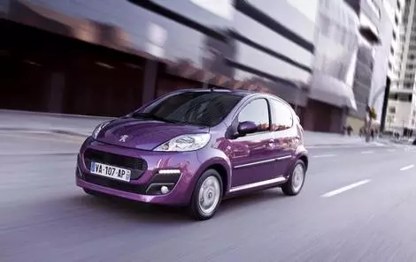 Les mises à jour Citroen C1 et Peugeot 107 sont présentées. 4196_4