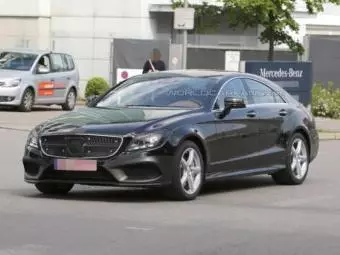 Mise à jour Mercedes-Benz CLS photographié avec un camouflage minimum 41980_1