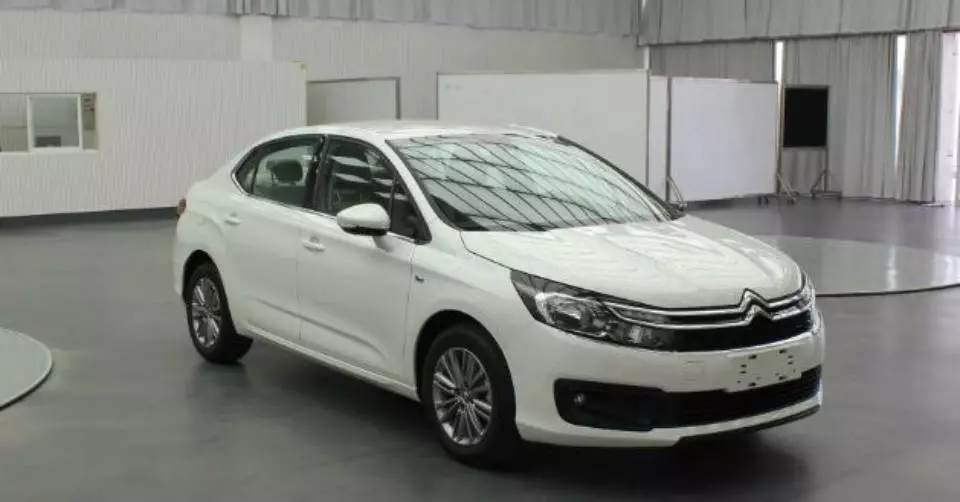 Citroen C4 SEDAN ছদ্মবেশ ছাড়া ফটোগ্রাফ করা হয়েছে