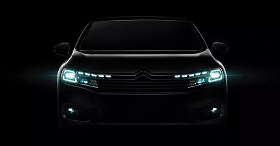 Citroen نے دوبارہ پیدا شدہ سلان C6 کی پہلی تصاویر دکھایا