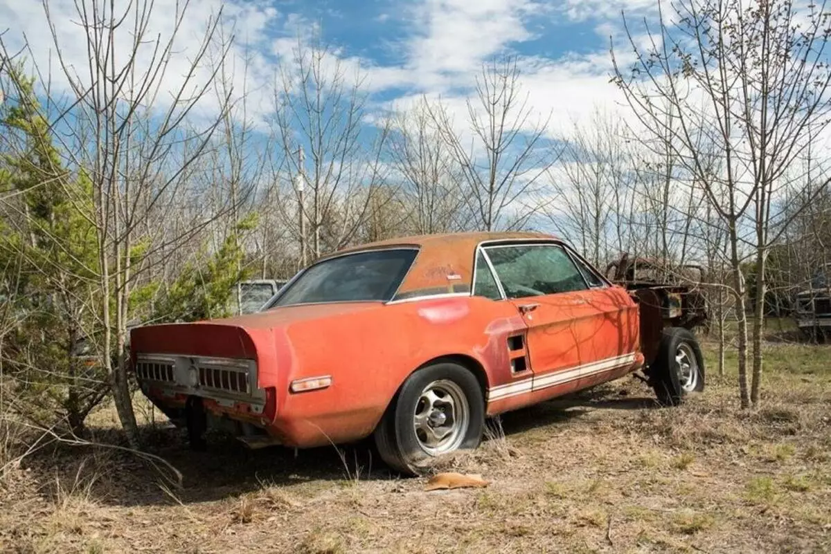 Fonnt en eenzegaartege Prototype vu Mustang, wat ass 20 Joer al op der Bauerenhaff 42937_1