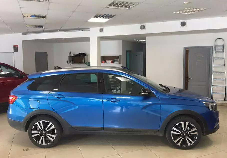 Lada Vesta вагонының ерекше станциясының суреттері бар 44185_2