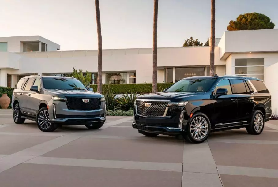 O novo Cadillac Escalade com uma enorme exibição e condução pneumática atingiu a Rússia 446_1