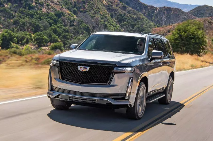 Cadillac Escalade baru dengan paparan yang besar dan memandu pneumatik mencapai Rusia 446_2