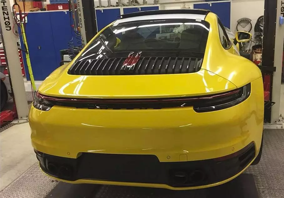 De eerste foto's van de nieuwe Porsche 911 zonder camouflage verschenen zonder camouflage