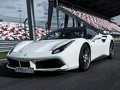 V8 моторы бар ең күшті Ferrari Supercar ұсынды 4533_2