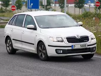 Skoda Rapid Hatchback fotograféiert ouni Camouflage 45364_1