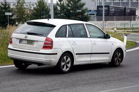 Skoda sürətli hetçbek kamuflyaj olmadan fotoşəkil çəkdirdi 45364_2