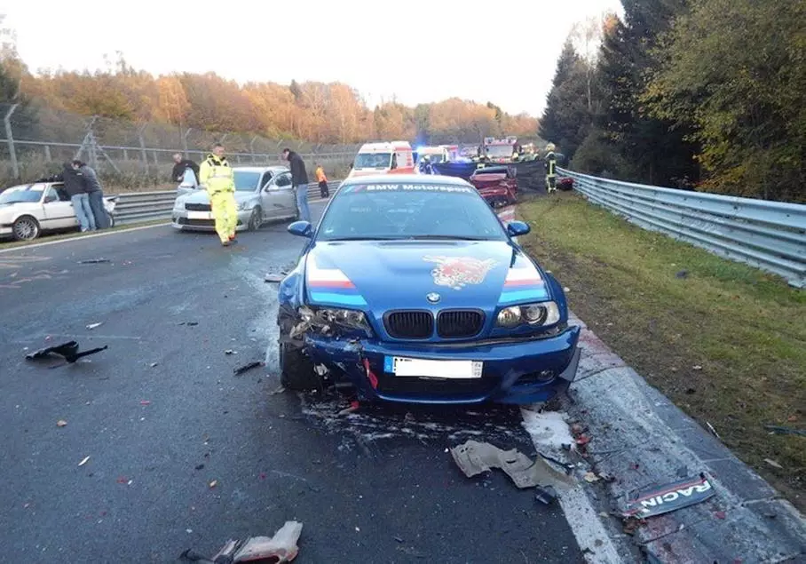 14 automobilių susidūrė su Nürburgring 45900_1