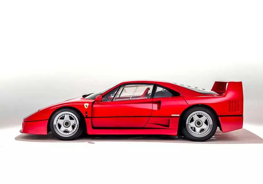 Ferrari F40 бо масофаи ҳадди ақал бо гурба иҷозат дода мешавад 4603_2