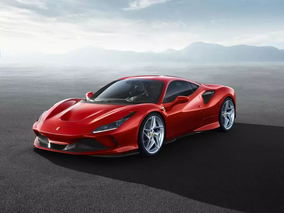 Serkeftina Ferrari 488 GTB di dîroka brandê de v8 herî hêzdar girt 4624_1