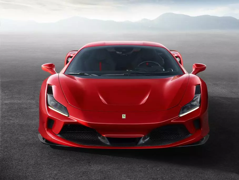 Serkeftina Ferrari 488 GTB di dîroka brandê de v8 herî hêzdar girt 4624_2