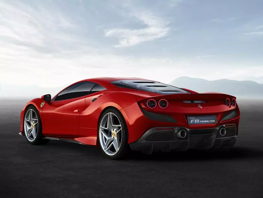 Serkeftina Ferrari 488 GTB di dîroka brandê de v8 herî hêzdar girt 4624_3