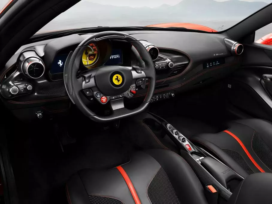 Serkeftina Ferrari 488 GTB di dîroka brandê de v8 herî hêzdar girt 4624_5