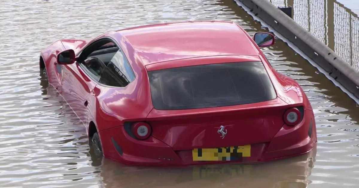 Video: Ferrari FF supercar poplavljen zbog proboj opskrbe vodom