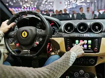 Першай у свеце машынай з інтэрфейсам Apple стала Ferrari FF 4632_1