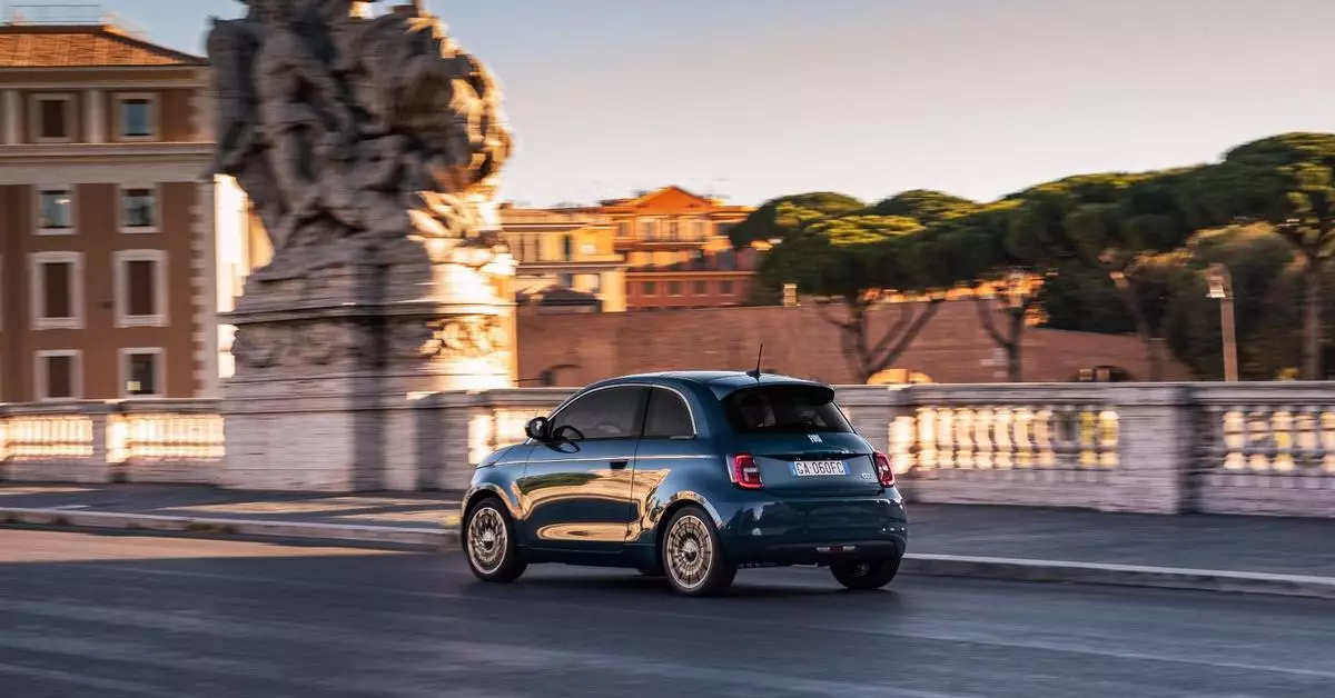 Yeni Fiat 500, bir yolcu kapısı ekleyecektir. Ama sadece bir tane