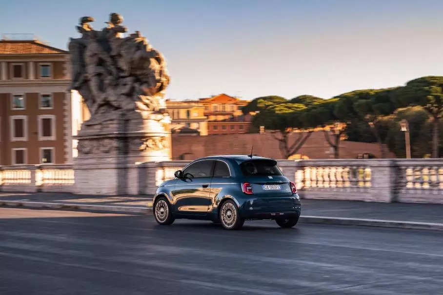 O novo Fiat 500 engadirá unha porta de pasaxeiro. Pero só un 4704_1