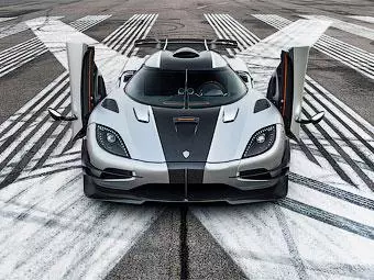 Ang Koenigsegg ay lilitaw 