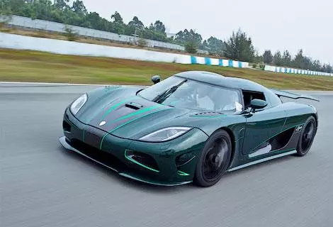 Ang Koenigsegg ay lilitaw 