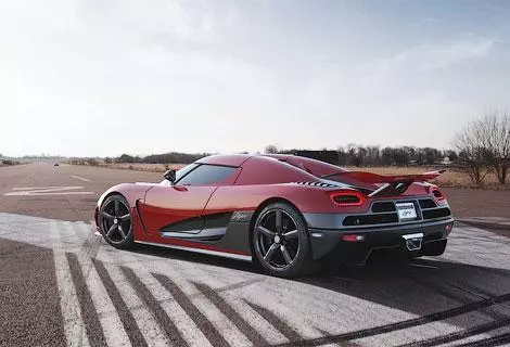 Ang Koenigsegg ay lilitaw 