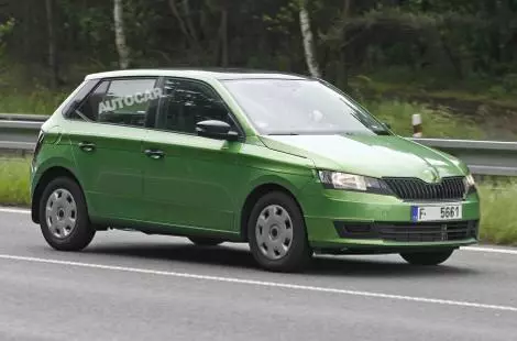 Välimus uue luukpära SKODA Fabia on lakanud olema salajane 49372_4