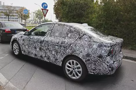 BMW hat mit Tests einer kleinen Limousine begonnen 49800_2