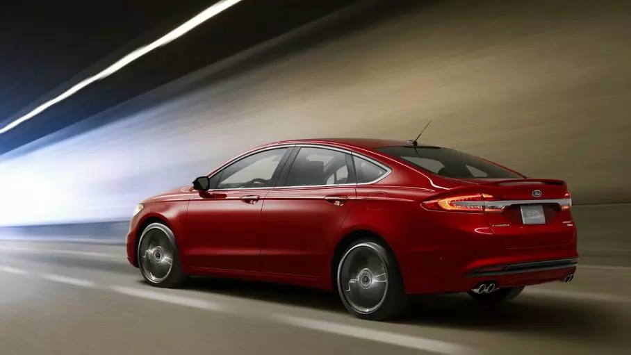 Na-update ang Ford Fusion at nakatanggap ng 325-strong version na may full drive 4987_3