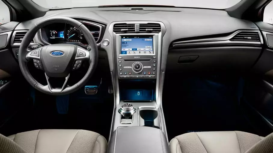 Ford Fusion ကို update လုပ်ပြီး 325- ခိုင်ခံ့သောဗားရှင်းကိုအပြည့်အဝ drive ဖြင့်ရရှိခဲ့သည် 4987_4