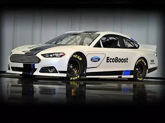 Trodd Ford Ford newydd at y peiriant rasio NASCAR