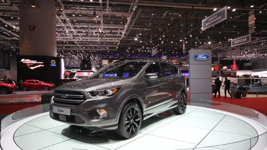 update လုပ်ထားသော Ford Kuga Crossver သည်ရုရှားတွင်ယခုနှစ်အကုန်တိုင်အောင်ပေါ်လာလိမ့်မည်။ 5037_1