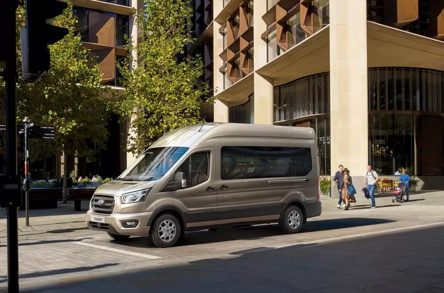 På Ford Transit begynte å sette en girkasse fra Mustang