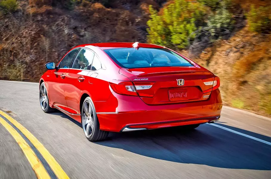 Honda Accord yüngül şəkildə yeniləndi və texnoloji oldu 5247_2