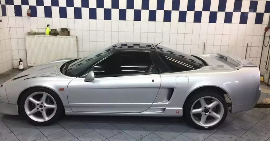 Daar was besonderhede oor "Verlaat onder Peter" Honda NSX