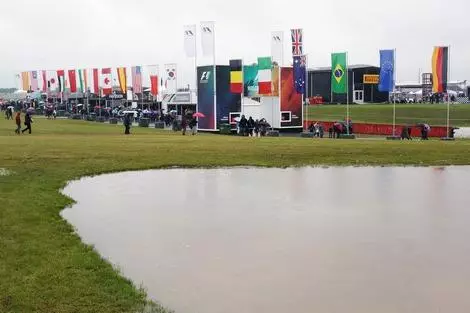 Rain and traffic jams prevented the British to get to the Grand Prix of Formula 1 54897_2